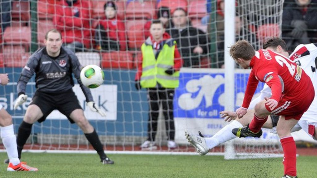 Cliftonville thump four past Crusaders - BBC Sport