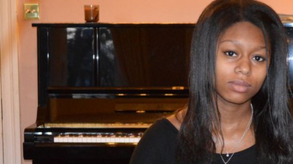 Isata Kanneh-Mason plays Scarlatti's Sonata in D Minor - BBC News