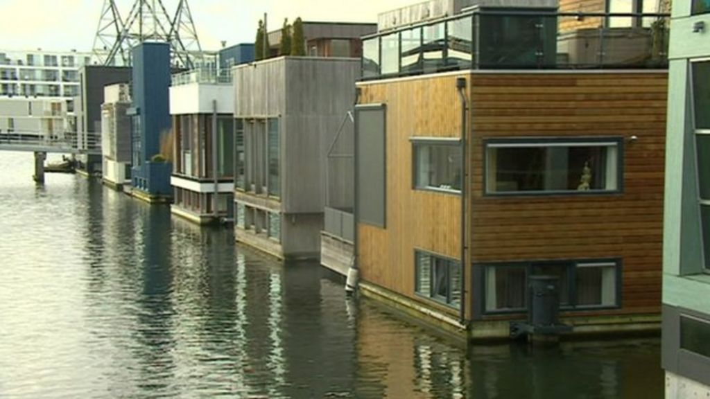 Watch: Building flood-proof houses - BBC Newsround