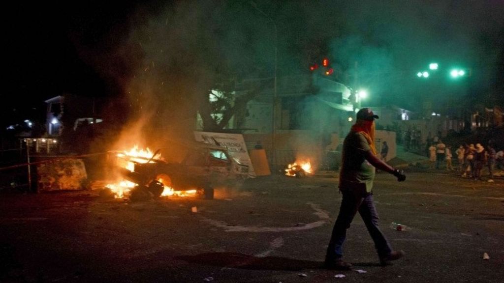 Venezuelan police and opposition activists clash in Caracas - BBC News