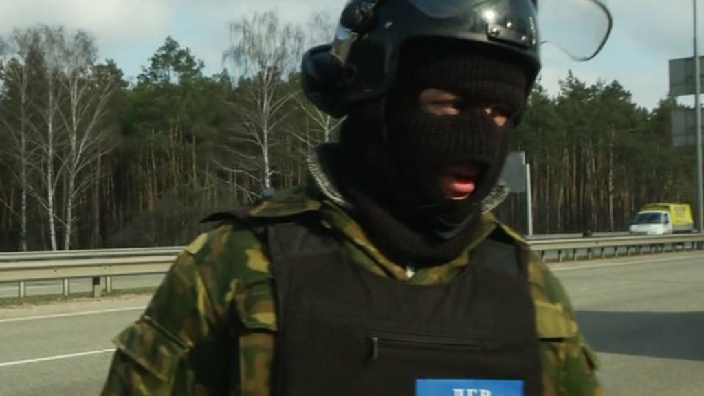 Men with baseball bats 'control' roads into Kiev, Ukraine - BBC News