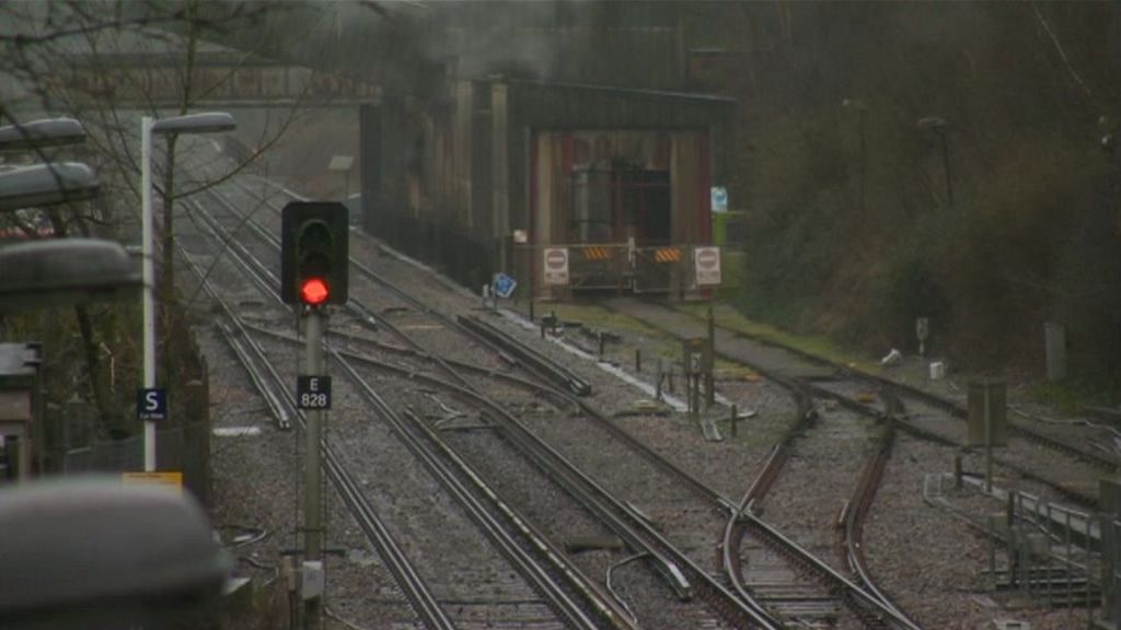 Transport minister visits Botley railway landslip site - BBC News