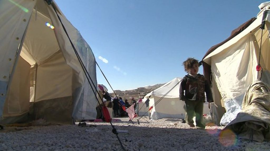 Syria crisis: Thousands flee rebel stronghold of Yabroud - BBC News
