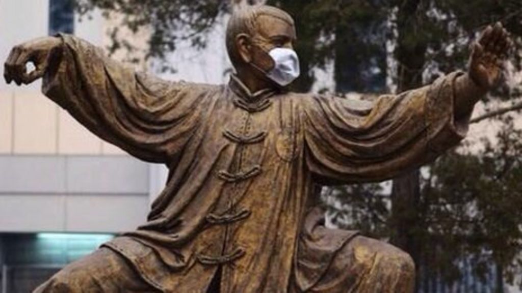 China: Statues get face masks to battle smog - BBC News