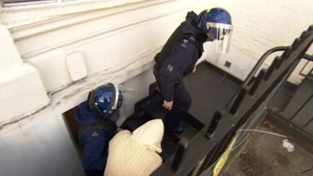 Met raids alleged high profile family gang in London - BBC News