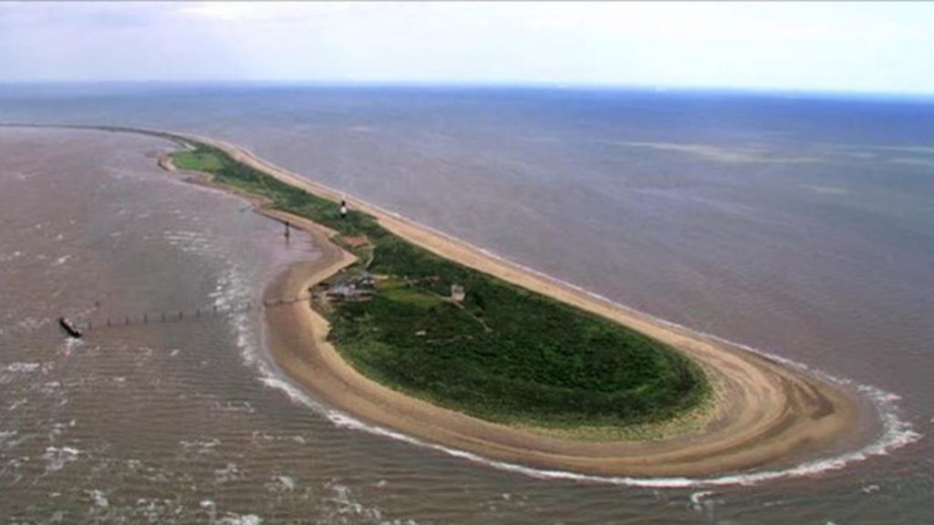World War One: Spurn Point's military relics at sea's mercy - BBC News