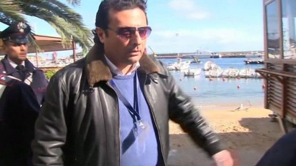 Costa Concordia captain returns to shipwreck - BBC News