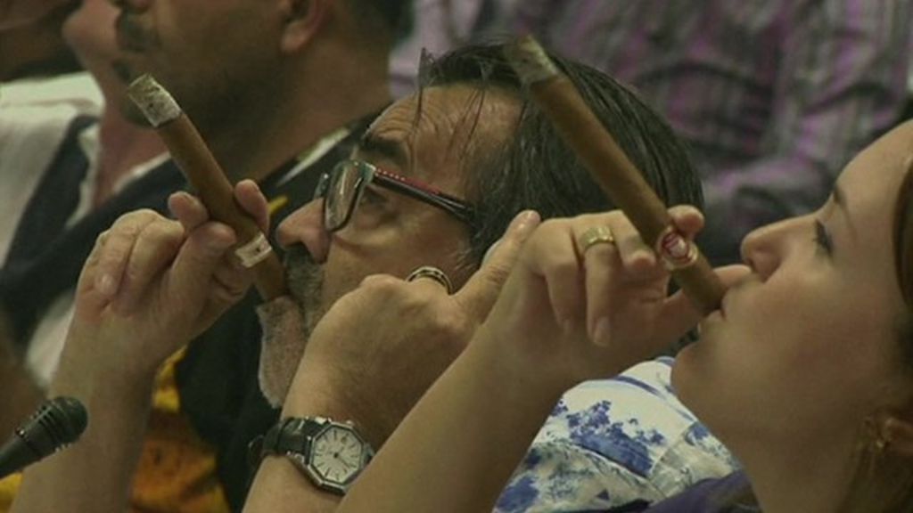 'Longest ash cone' competition at Cuba cigar festival - BBC News