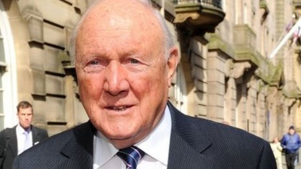 Stuart Hall: Ex-BBC broadcaster denies rape charges - BBC News