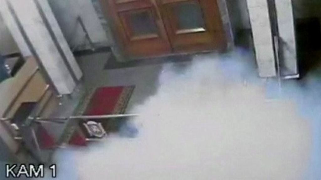 Ukraine crisis: CCTV shows Crimea parliament explosion - BBC News