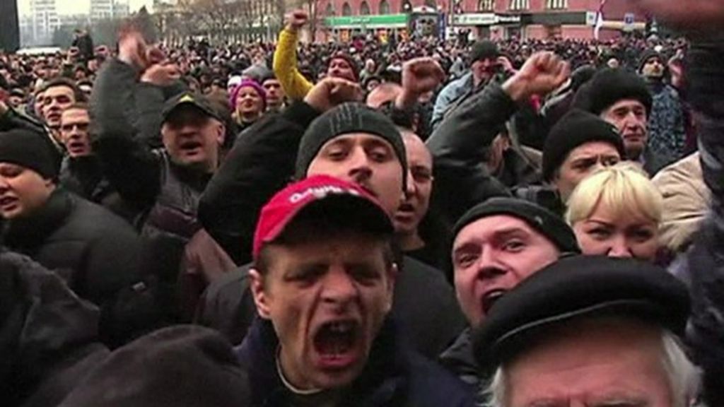 Ukraine crisis: Pro-Russia protests take place - BBC News