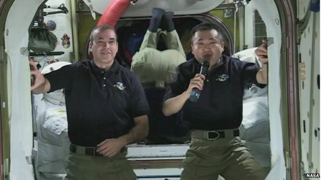 Astronauts send congratulations to Gravity - BBC News