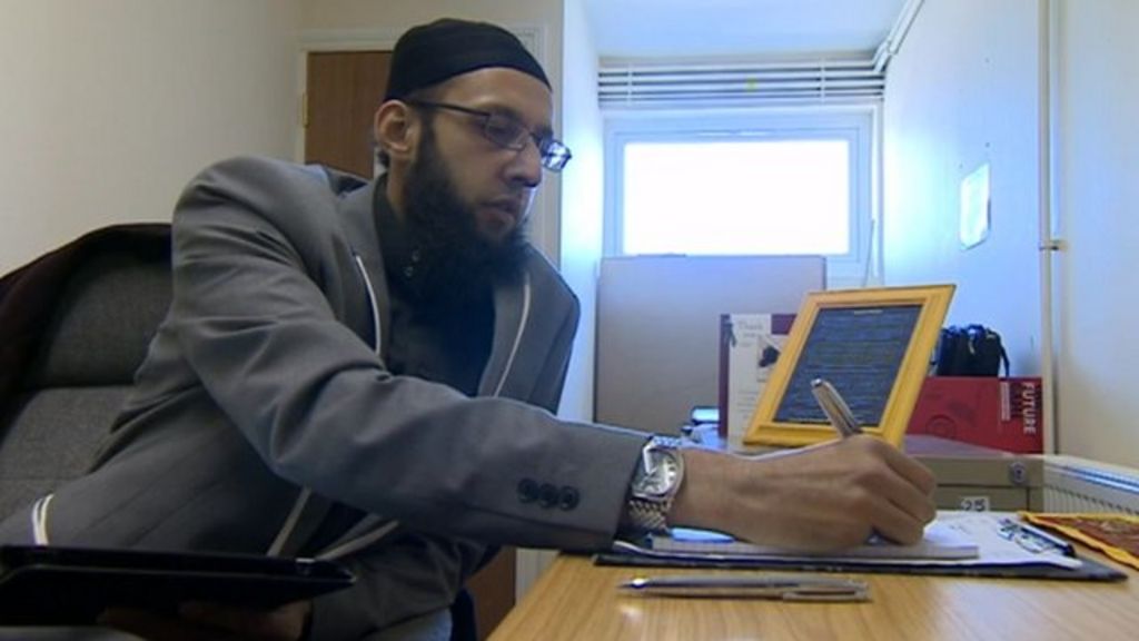New imam promises improved links with community - BBC News