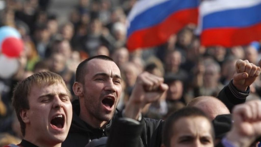 Donetsk: Pro-Russia protesters 'on the move' - BBC News