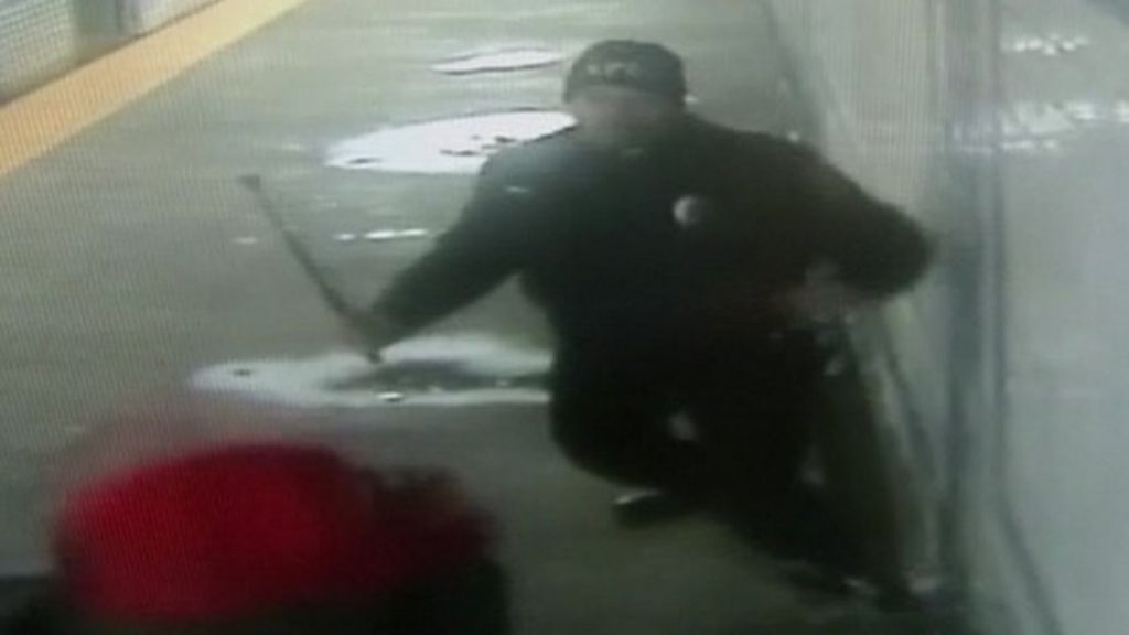 Police officer tackles 'gun' suspect on train platform - BBC News