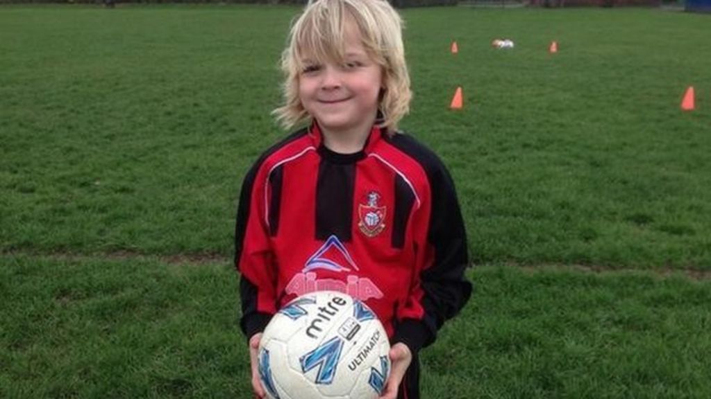 Ben Trueman: Footballer, 7, aims for top clubs - BBC News