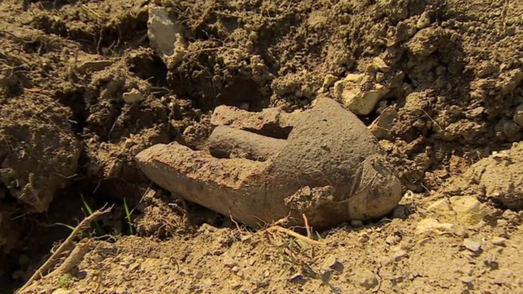 WW1 bombs still a serious danger - BBC News