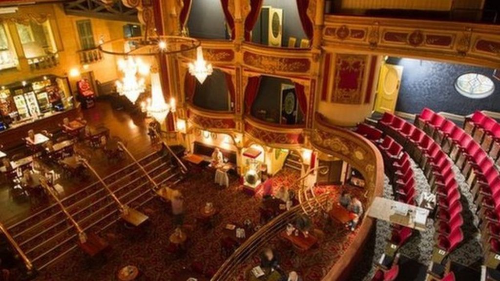Tunbridge Wells pub reverts to opera house for day - BBC News