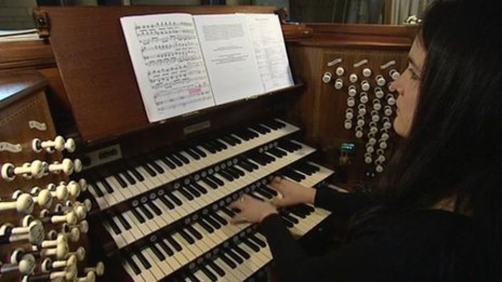 Truro Cathedral organist takes up St Paul's post as first woman - BBC News