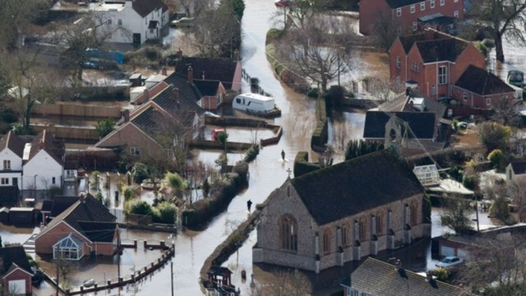 Somerset flooding prompts Cardigan farmers to send fodder - BBC News