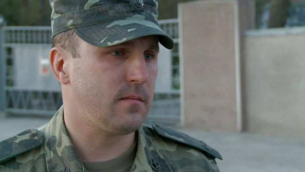 Soldiers at Ukraine air base given choice to stay or go - BBC News
