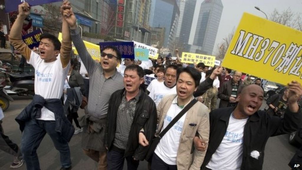 Malaysia Airlines plane: MH370 relatives protest in Beijing - BBC News