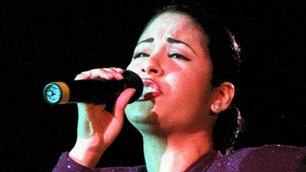 Selena: The pop star killed by her fan club manager - BBC News