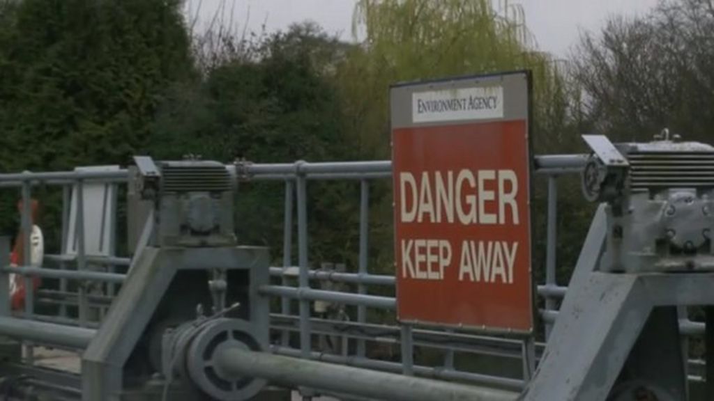 Shiplake College investigates Thames rowing incident - BBC News