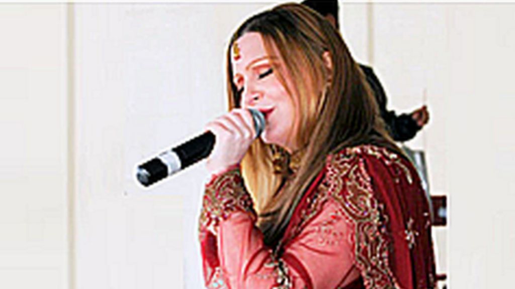 US Singer hoping to make it in Pakistan - BBC News