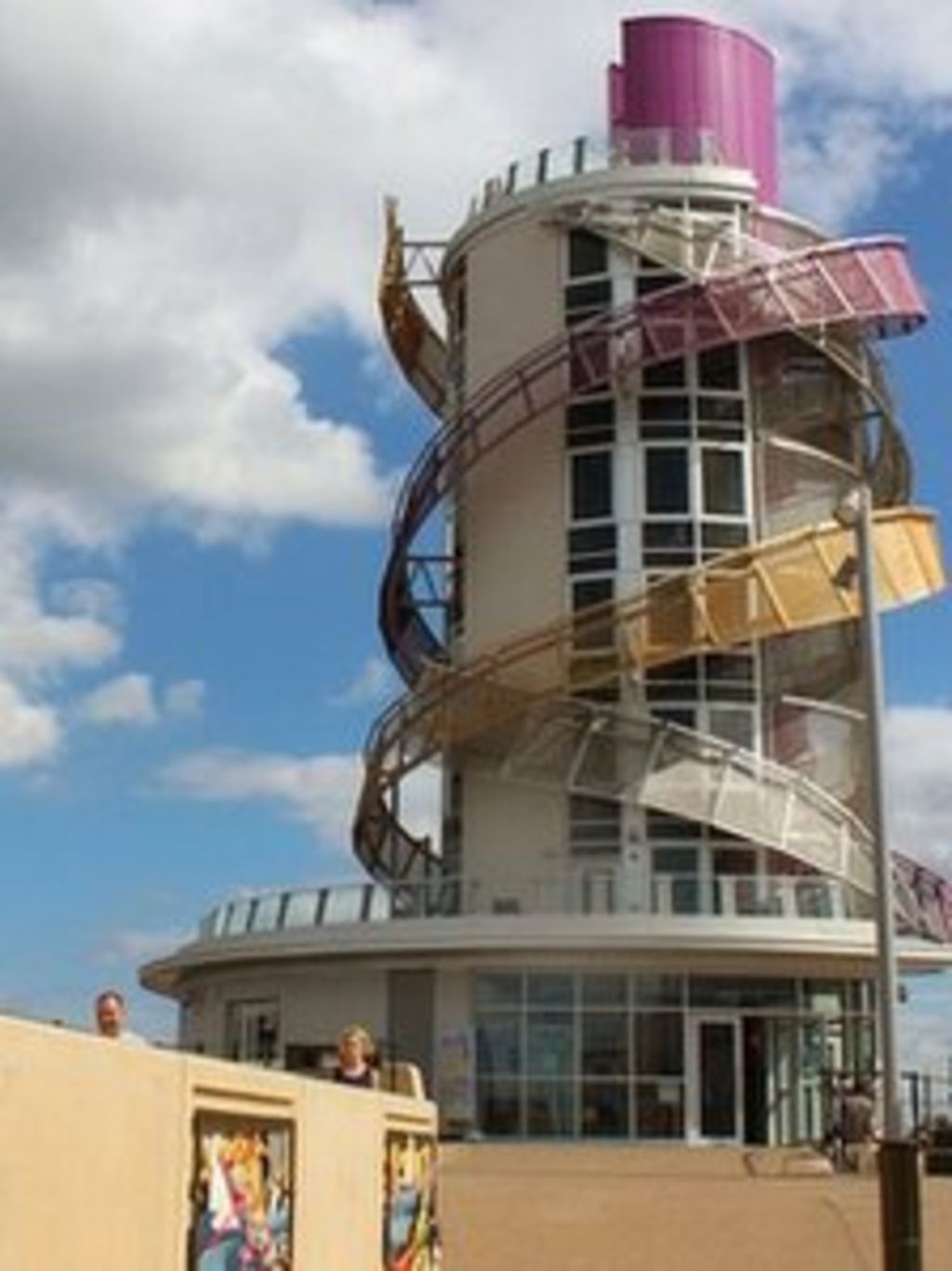 Redcar Beacon: Vertical pier 'a hit with the public' - BBC News