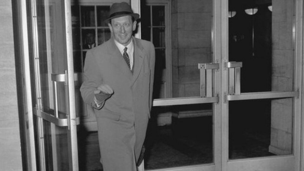 Harry Chapman Pincher: Ex-Daily Express journalist turns 100 - BBC News