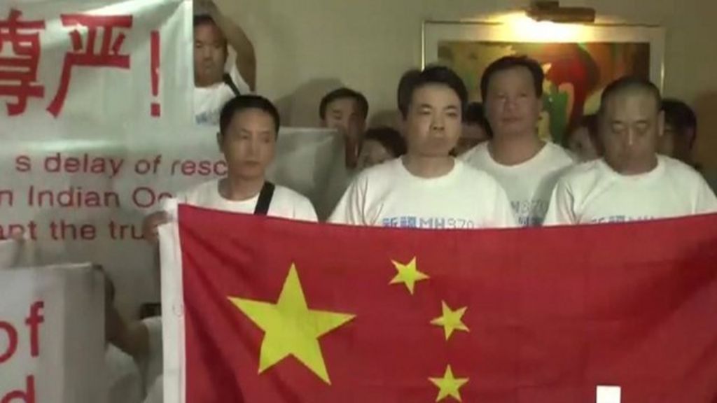 Missing plane: Chinese MH370 families 'frustrated' - BBC News