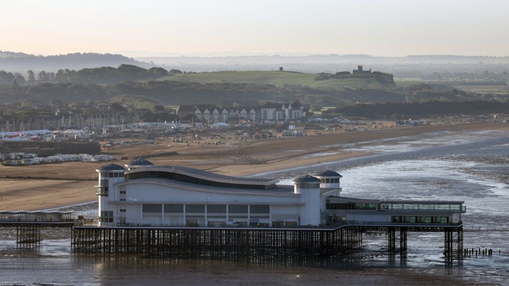Weston-super-Mare's Grand Pier to charge £1 admission - BBC News