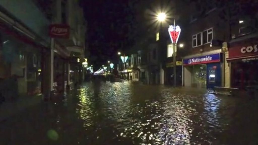 Lowestoft floods: Properties offered £5,000 grants - BBC News