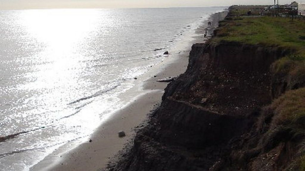 Warning to avoid beach debris at Ulrome - BBC News
