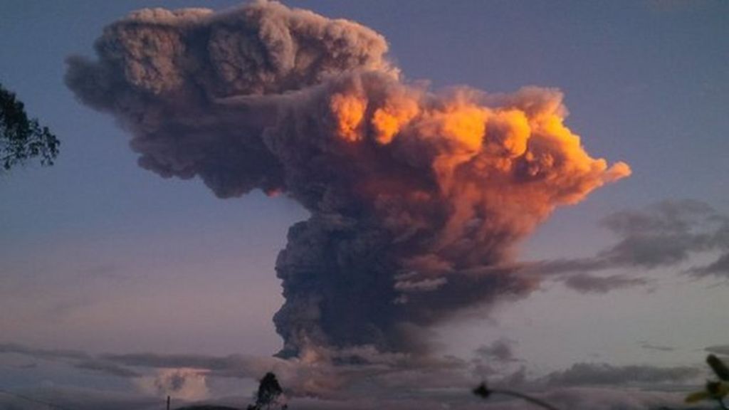Ecuador volcano throws up spectacular ash plume - BBC News