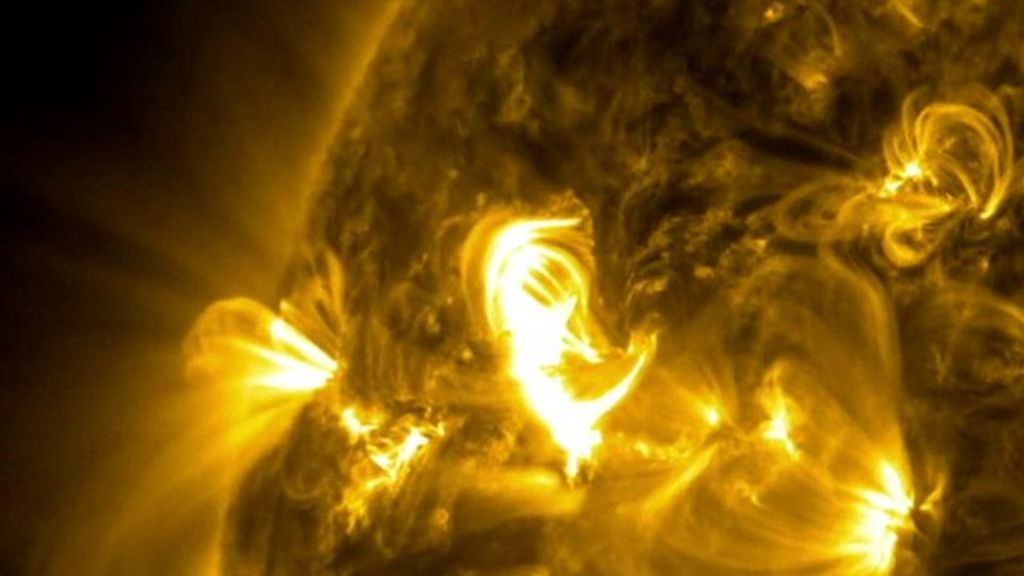 Science of the sun: Nasa releases solar flare footage - BBC News
