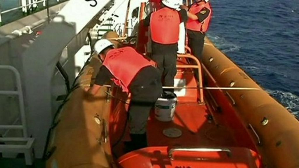 MH370 search: Oceanographer on signal detected by ship - BBC News