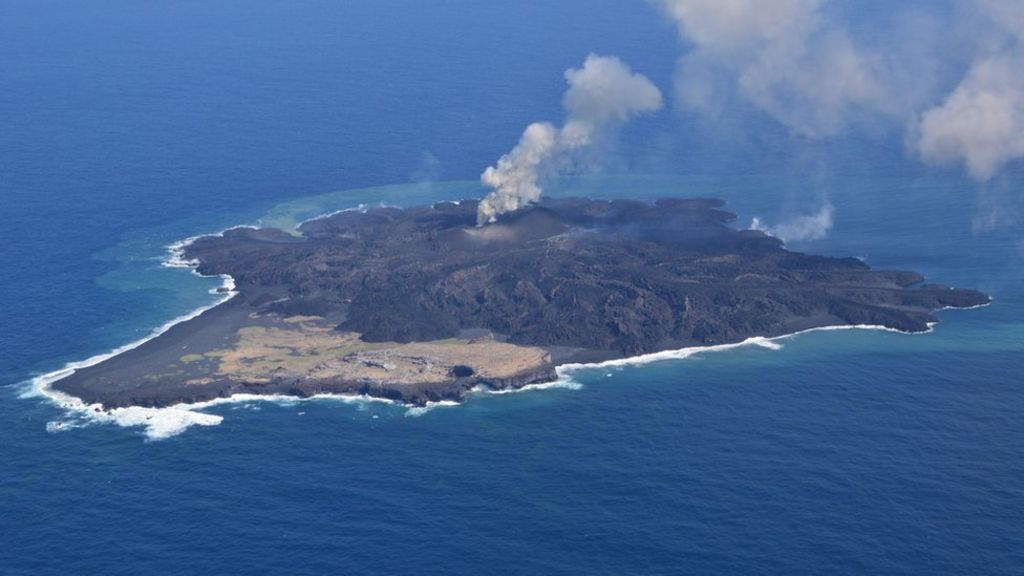 Volcanic islands merge in Pacific Ocean - BBC News