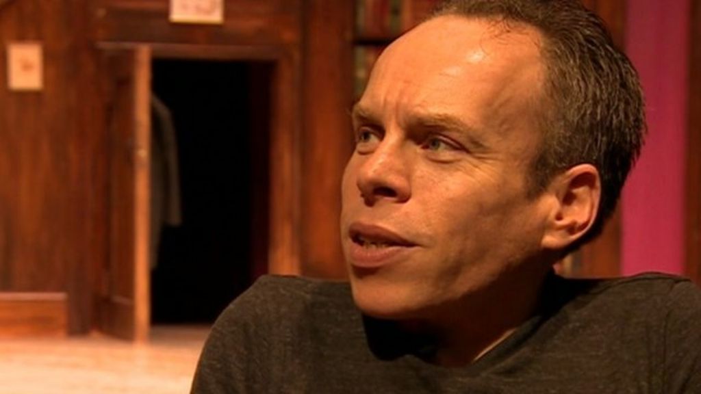 Actor Warwick Davis performs at Derby Theatre - BBC News