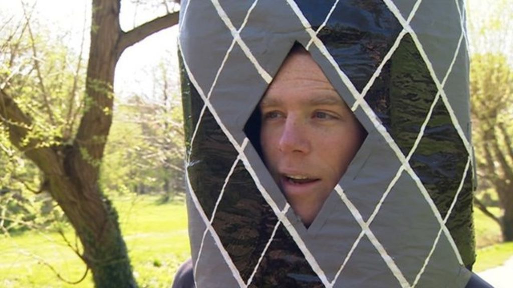 London Marathon wind worry for Cambridge Gherkin Man - BBC News