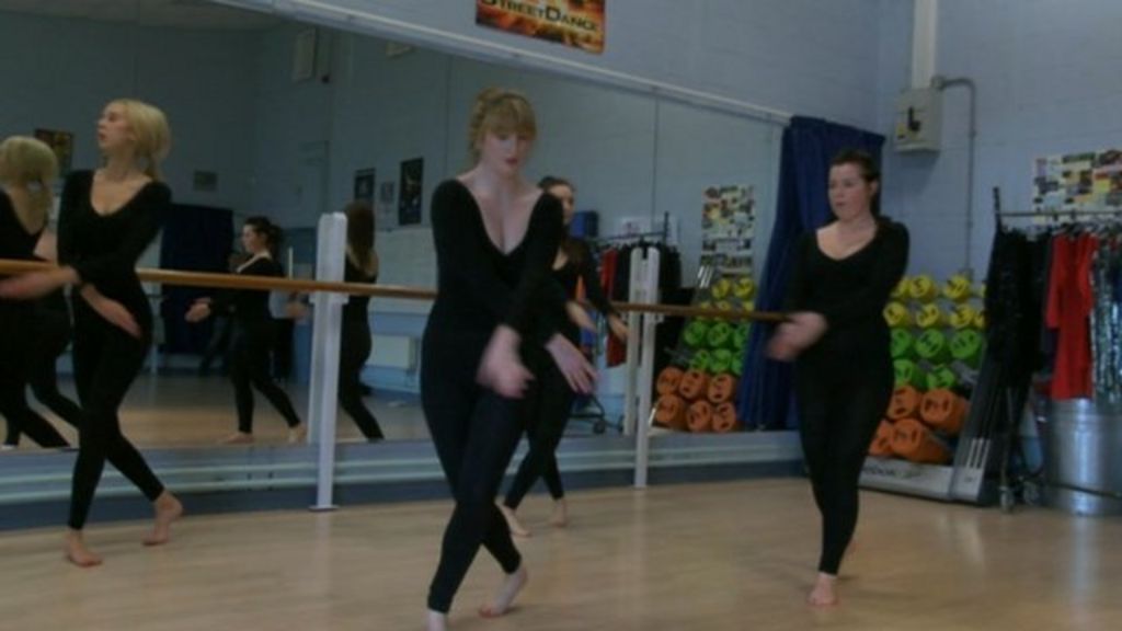 Bethany Eason wins award for deaf community work - BBC News