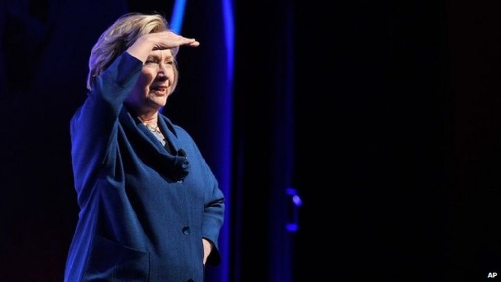 Shoe thrown at Hillary Clinton in Las Vegas - BBC News