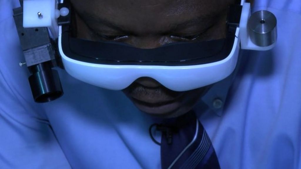 Hi-tech goggles 'detect cancer cells' - BBC News