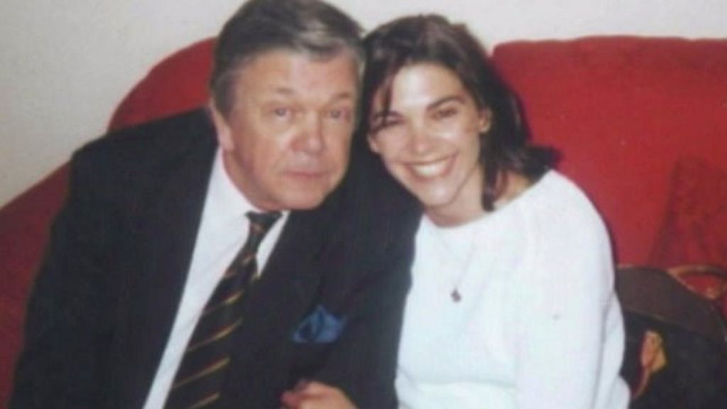 Briony Craven-Russell marathon run a promise to dying father - BBC News