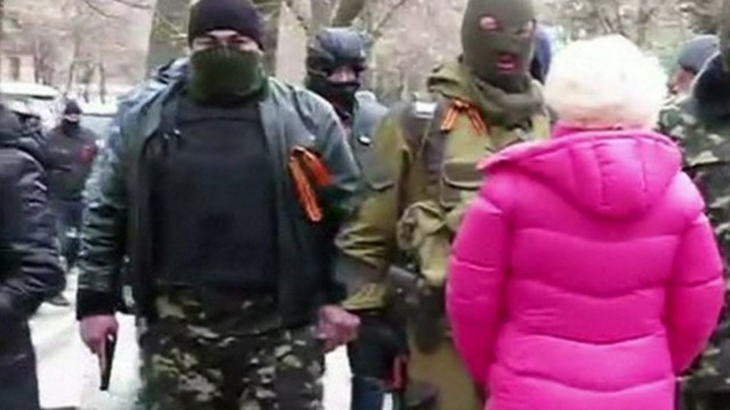 Ukraine gunmen seize two buildings in Sloviansk - BBC News