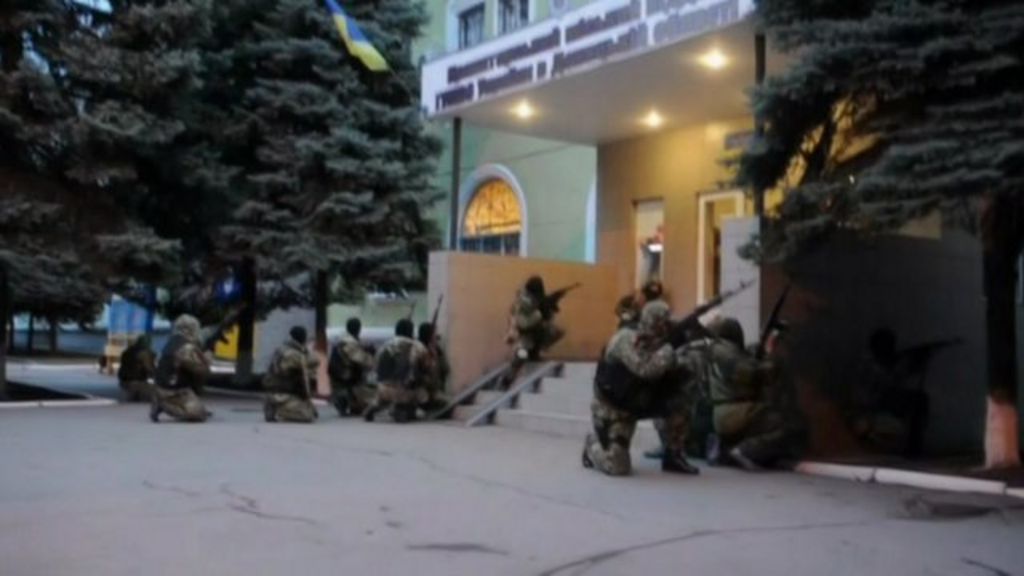 Ukraine crisis: Kramatorsk police headquarters stormed - BBC News