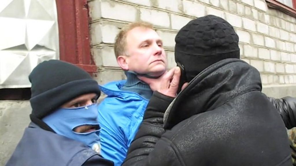 Ukraine crisis: Pro-Russian mob attack in Donetsk - BBC News