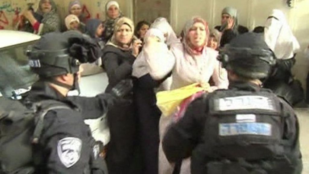 Jerusalem: Police and protesters clash at al-Aqsa mosque - BBC News