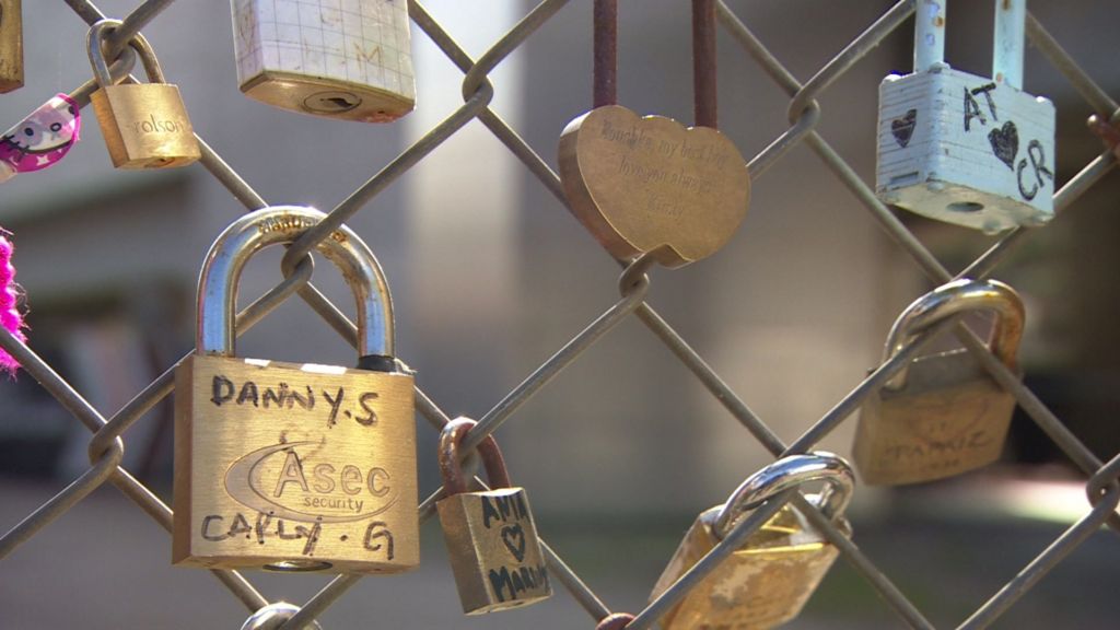 Love locks spread across London - BBC News
